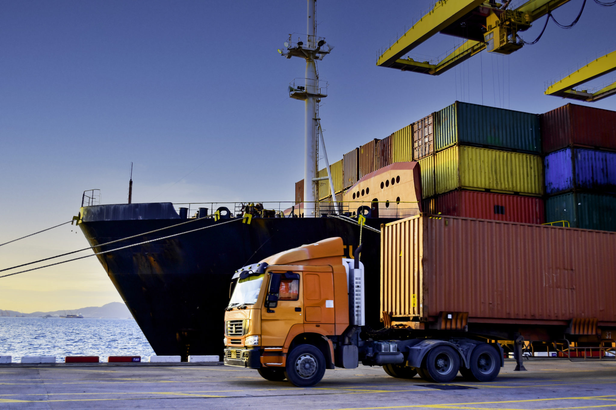 O transporte de cargas em containers oferece uma série de vantagens ...